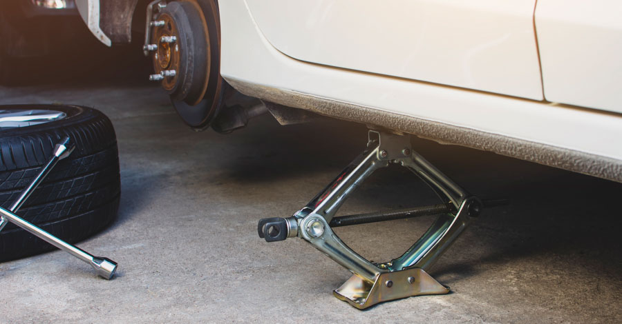 Szerelés közben esett rá autója, nem élte túl | Alapjárat