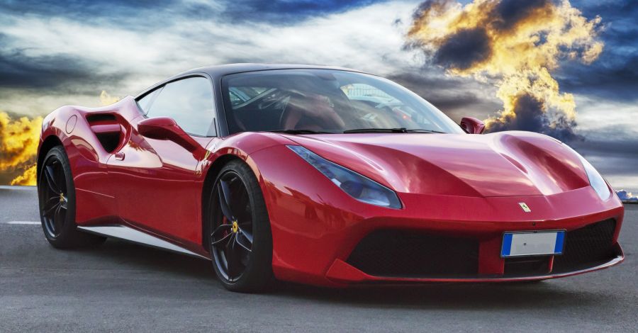 Egy vadonatúj Ferrari sportautóval ünnepelte sikerét az újdonsült ...