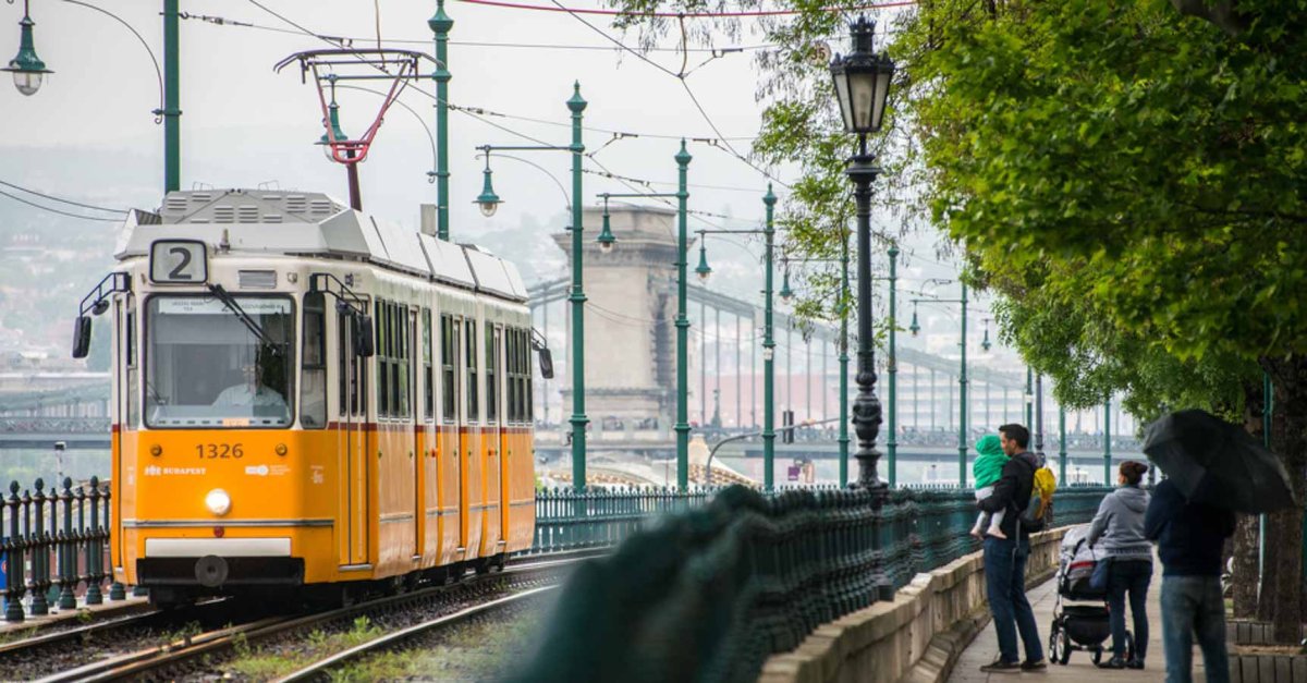 Halálra gázolt egy embert Budapesten az elszabadult 2-es villamos | Alapjárat