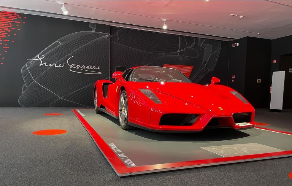 Ferrari Enzóval ütközött egy Honda Jazz, a biztosító tuti nem lesz ...
