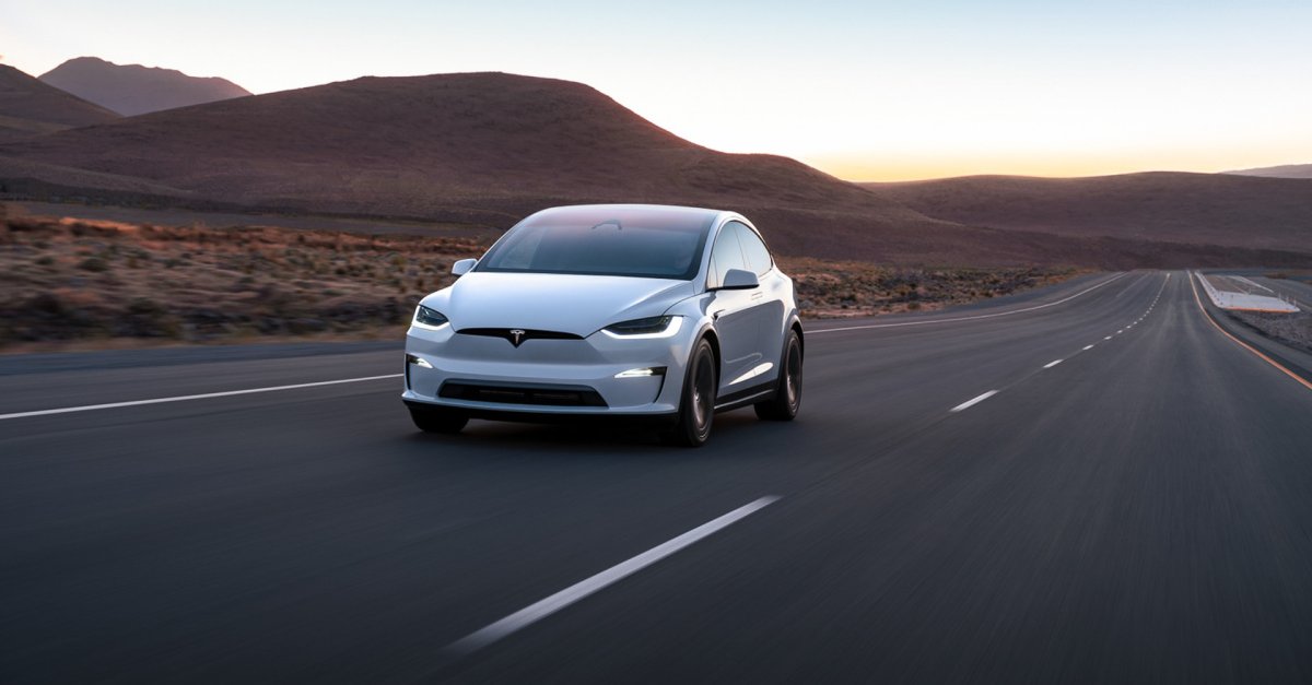 Egy Tesla úszik a Dunában | Alapjárat