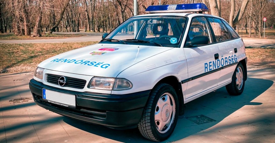 30 éve gördült le az első magyar Opel Astra - Videón egy rendrőségi ...