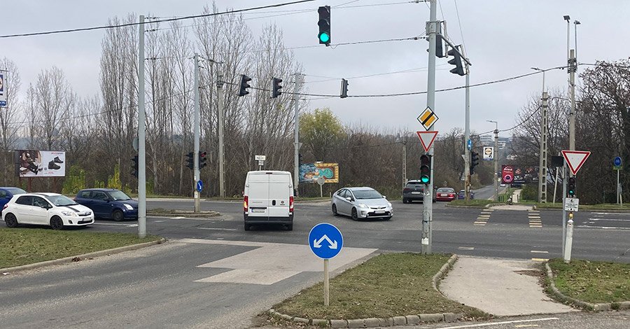 Ez a közlekedési helyzet sok autóst elgondolkodtat, ha balra kell ...