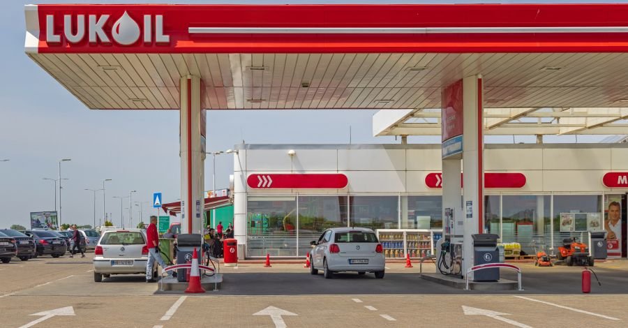 Kiterjesztették a korlátozásokat a Lukoil benzinkútjain