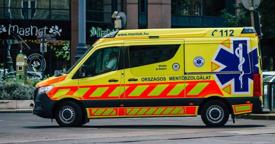 Még egy mentőautó is felborult a Déli pályaudvarnál történt balesetben ...