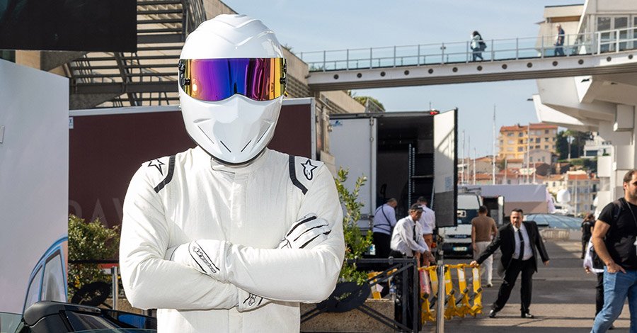 Így tudott inkognitóban maradni Stig, a Top Gear híres figurája | Alapjárat