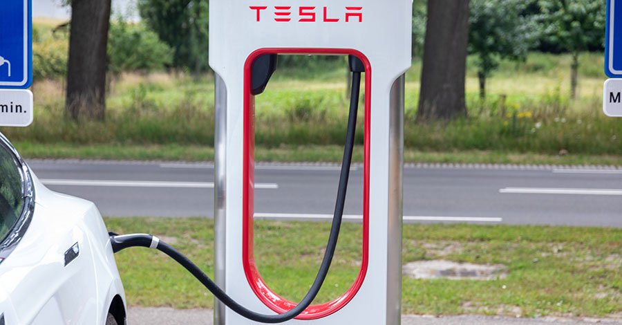 Amerikában képesek akár 90 percet várni a töltőre a teslások | Alapjárat