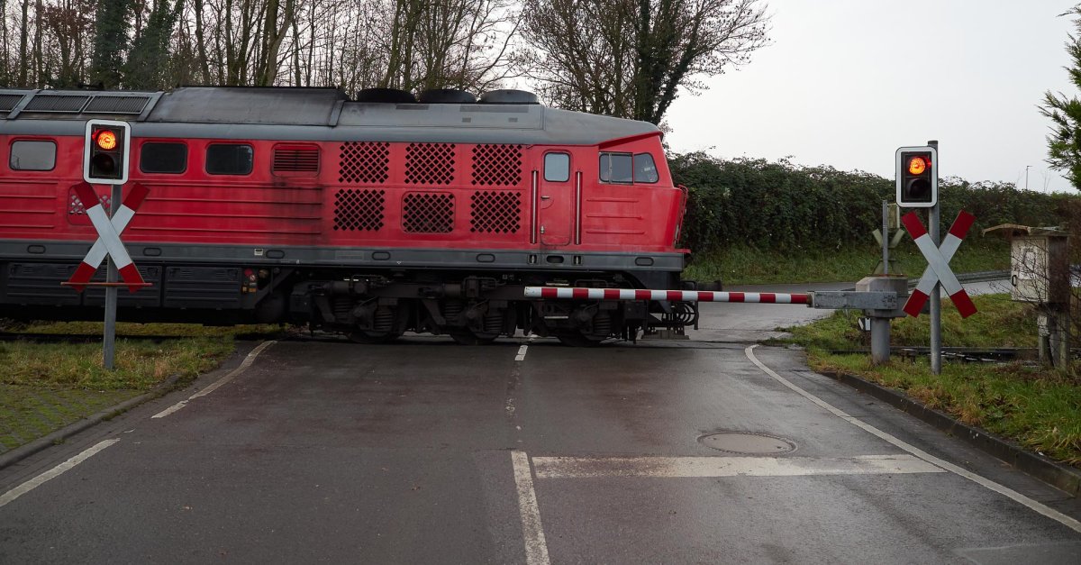 Vonattal ütközött, majd törött autóját kővel dobálta, hogy kimenekítse ...